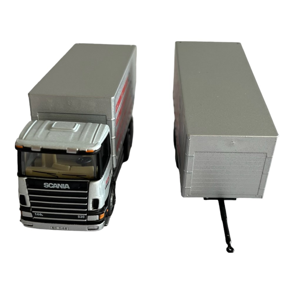 Camion scania con containers gris